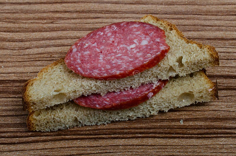 Aufschnitt Mit Wurst Und Brot Stockfoto - Bild von kochen, stück: 117947146