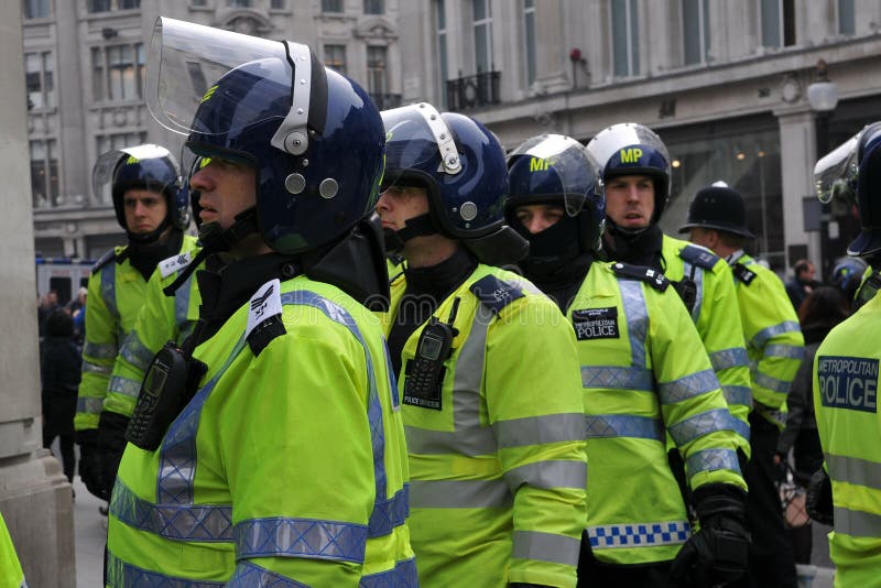Bereitschaftspolizei Bei Anti-Kürungsdemonstration in London ...