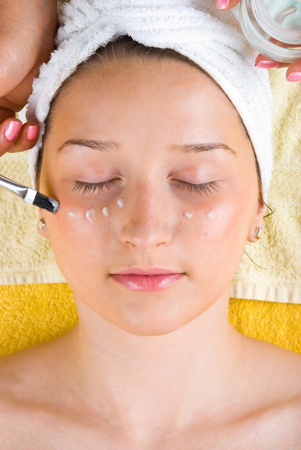 Auftragen Der Sahne Auf Gesicht am Salon Stockbild - Bild von gesund ...