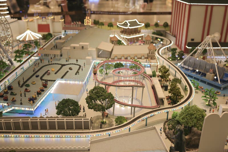 A Fun of Scale Theme Park Figure Editorial Stock Image - Image of ...