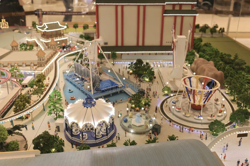 A Fun of Scale Theme Park Figure Editorial Stock Image - Image of ...