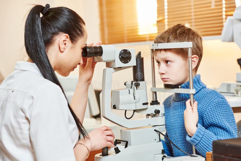 Augenarzt- Oder Optometrikeroptiker Bei Der Arbeit Stockbild - Bild von ...