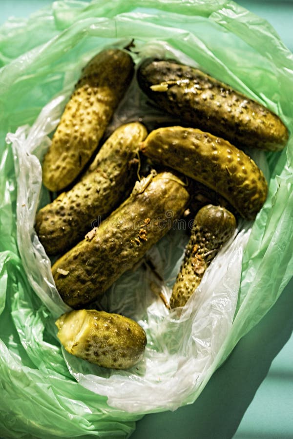 Augurken stock foto. Image of bijtend, schotel, hierboven - 88621300