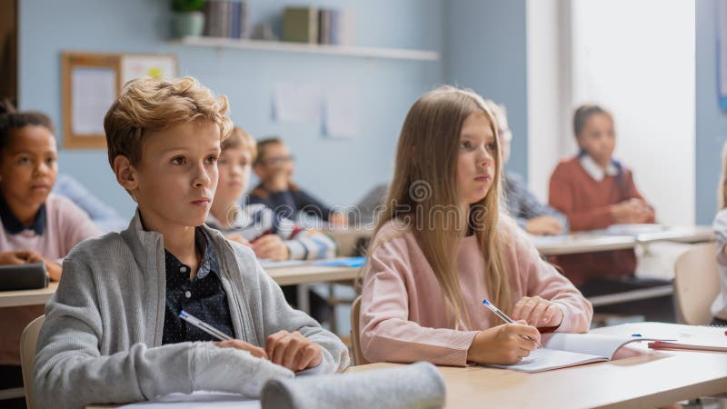 Aula Elemental De Niños Diversos Escuchando Atentamente a Su Profesor ... Aula Elemental De Niños Diversos Escuchando Atentamente a Su Profesor ...