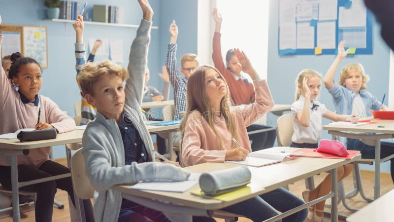 Aula Elemental De Niños Escuchando Atentamente a Su Profesor Dando ... Aula Elemental De Niños Escuchando Atentamente a Su Profesor Dando ...