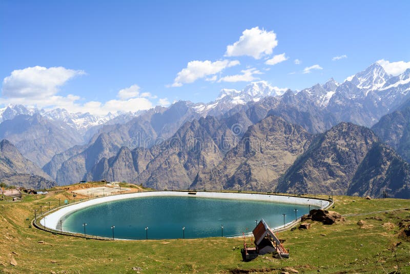 Auli Artificial Lake En Uttarakhand, La India Imagen de archivo ...
