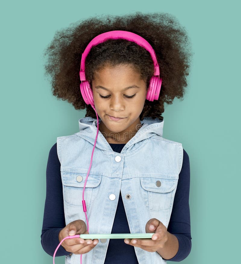Niña Con Auriculares Y Camisa Roja Escucha Música Mp3 En El Parque De