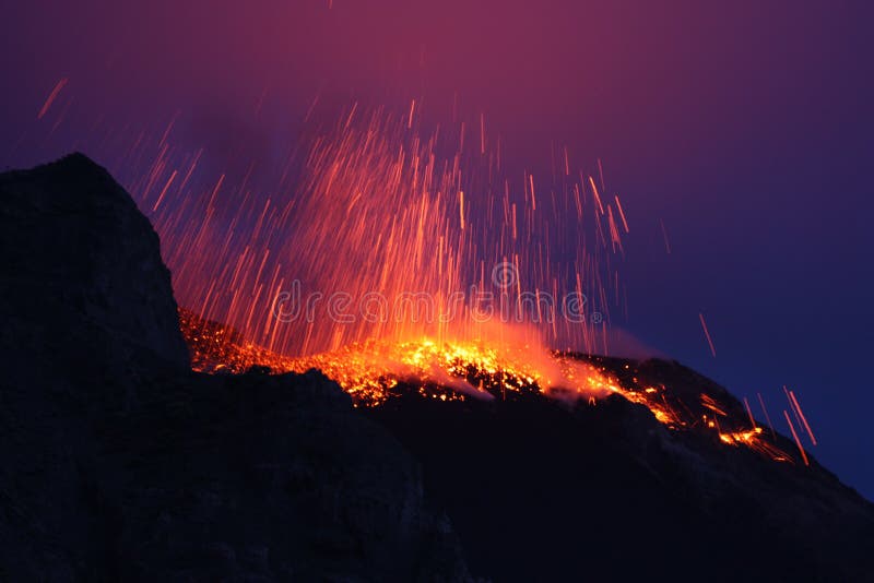 Ausbrechen Des Vulkans Ätna in Sizilien Stockfoto - Bild von italien ...