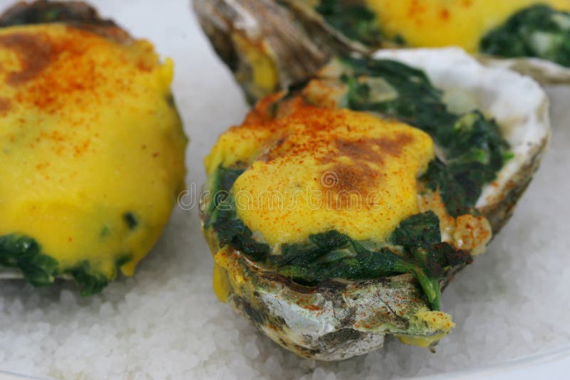 Austern Rockefeller - nah stockbild. Bild von drei, spinat - 1488039