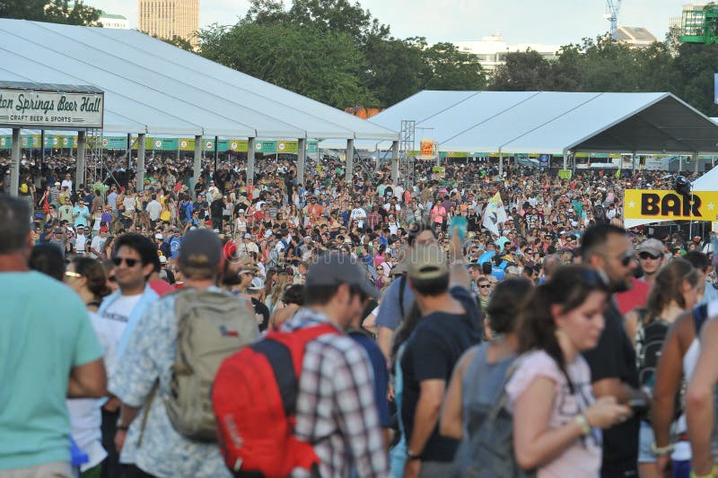 Crowds and Fashion at Austin City Limits Editorial Photo - Image of ...