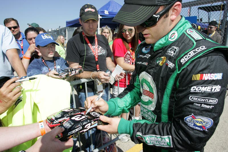Austin Dillon Firma Gli Autografi Fotografia Editoriale - Immagine di ...