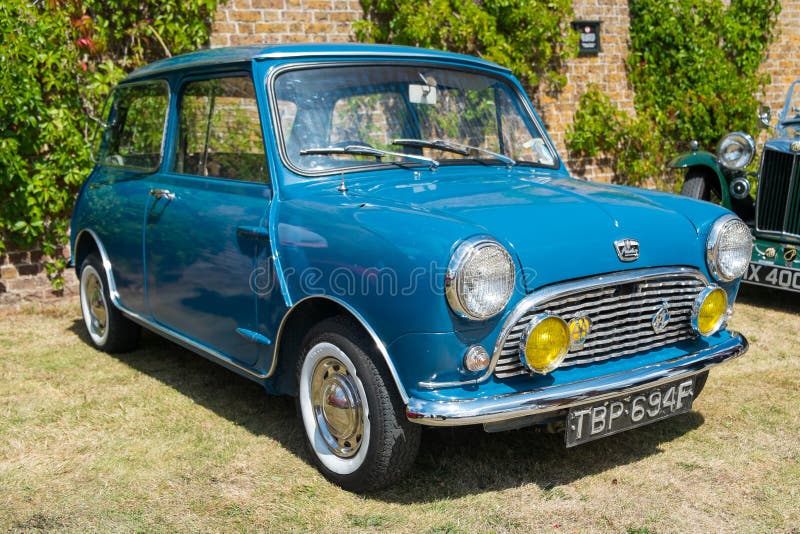 Austin Mini Motor Car Classico in Blu-chiaro Fotografia Editoriale ...