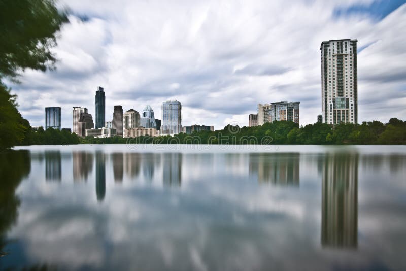 El Río Colorado Hermoso En Austin, Tejas, Los E.E.U.U. Imagen editorial ...