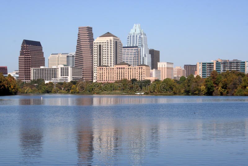 Skyline Do Centro De Austin Pelo Rio Na Noite, Texas Imagem de Stock ...