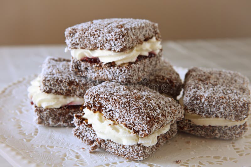 Lamingtons australiens image stock. Image du biscuits - 27739661