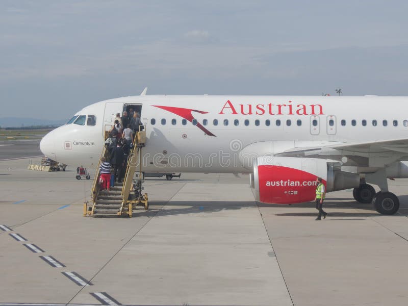 Austrian Airlines Airbus A320-200 Boarding in Vienna Editorial Image ...