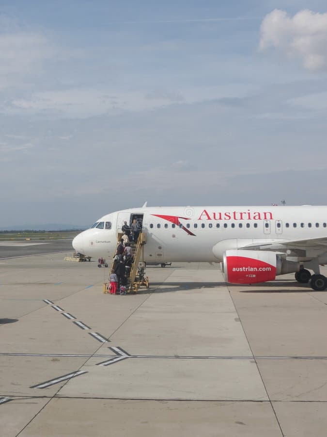 Austrian Airlines Airbus A320-200 Boarding in Vienna Editorial Stock ...