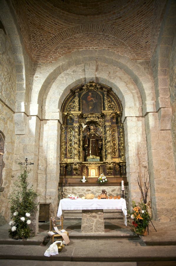 Autel catholique photo stock. Image du cathédrale, intérieur - 9100792