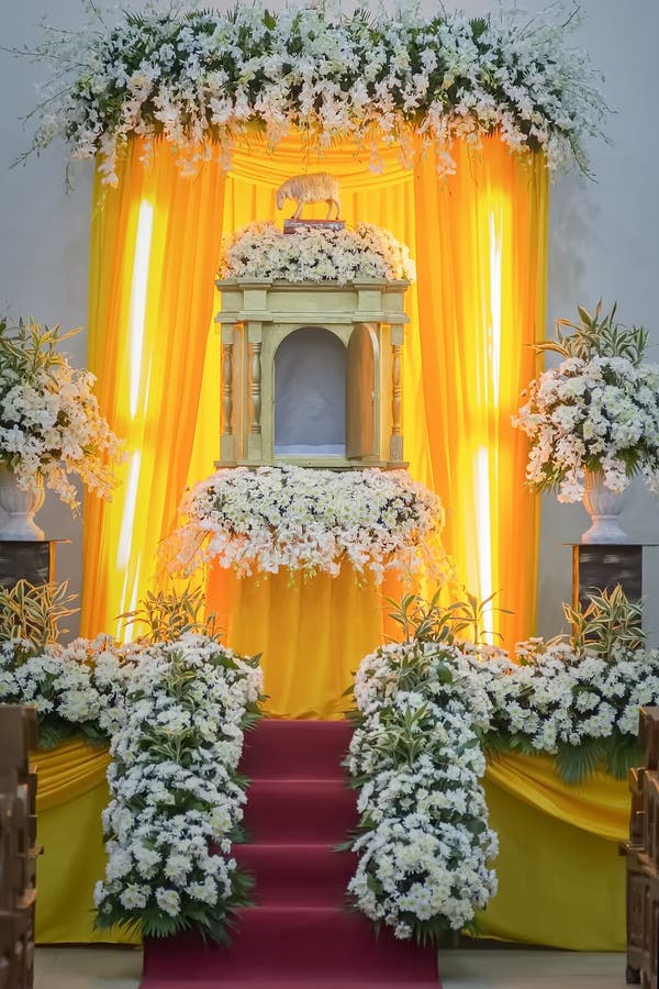 Autel d'église catholique image stock. Image of louis - 4856227