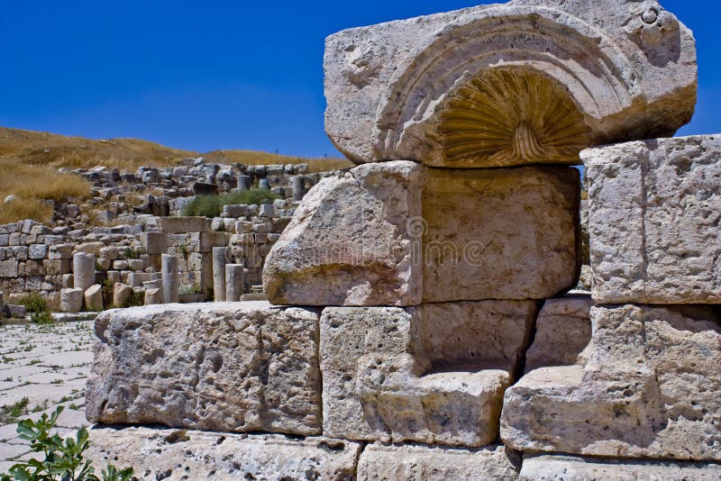 Autel romain - Jerash image stock. Image du jordan, ciel - 13875089