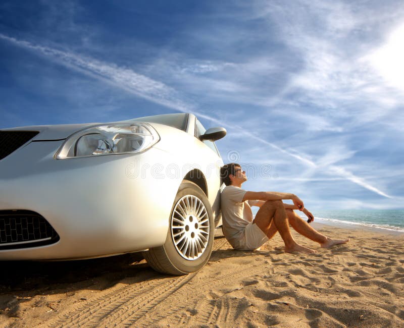 Auto auf dem Strand stockfoto. Bild von strand, auto, feiertag - 5776488