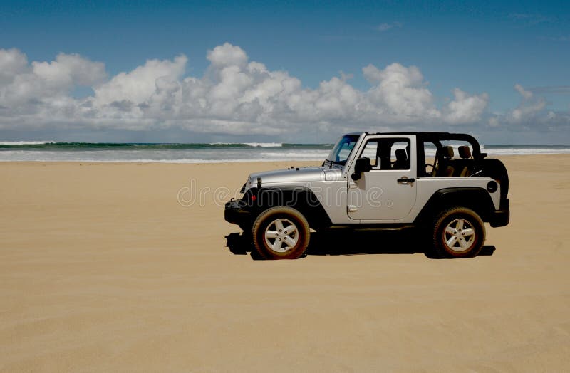 Auto auf dem Strand stockfoto. Bild von industrie, blau - 6942436