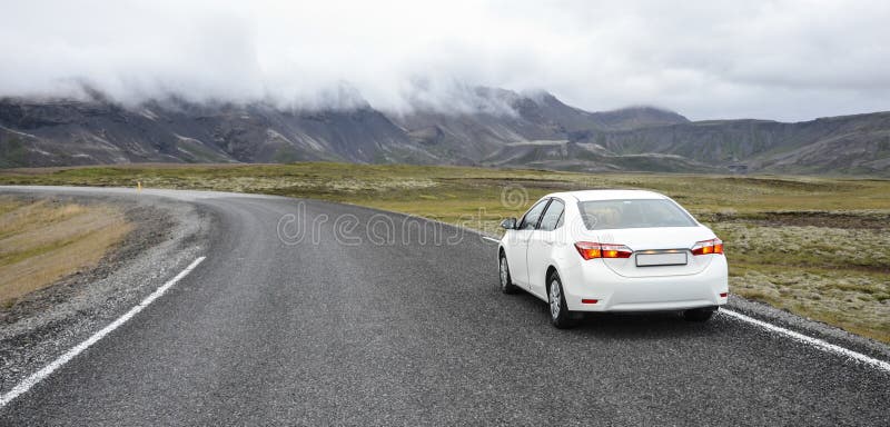 Auto Auf Einer Straße in Einer Landschaft Stockfoto - Bild von berg ...