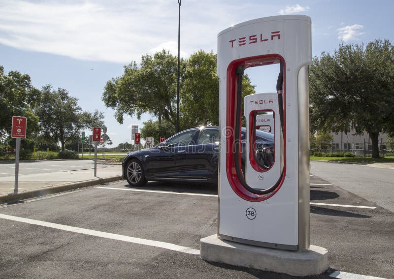 Auto Bij Tesla-het Laden Post Wordt Geparkeerd Die Redactionele ...