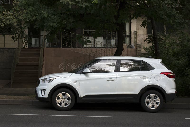 Auto blanco hyundai. foto de archivo. Imagen de blanco - 187611442