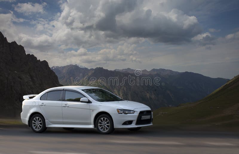 Auto blanco mitsubishi. foto de archivo. Imagen de mitsubishi - 192048580