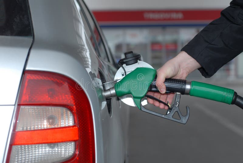 Auto, Das an Der Tankstelle Tankt Stockfoto - Bild von tanken, nacht ...