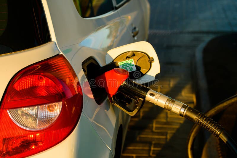 Auto, Das Treibstoff an Der Station Tankt Stockbild - Bild von ...