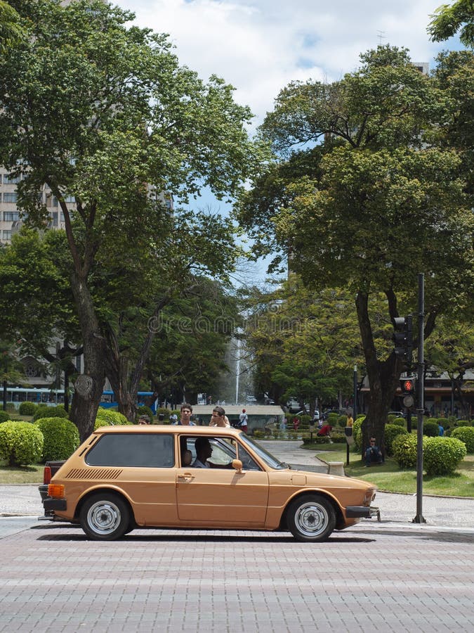Auto in De Straat in Belo Horizonte Redactionele Fotografie - Image of ...