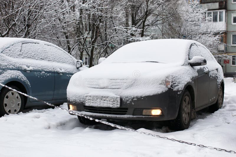 Auto Im Freien An Einem Wintermorgen Mit Dem Schnee Bedeckt Stockfoto ...