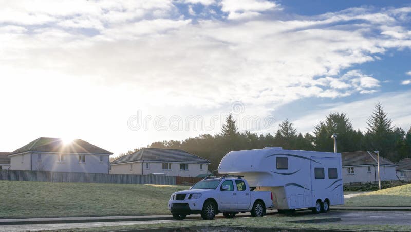 Auto en Caravan op de weg stock foto. Image of kamperen - 68343234