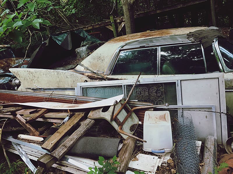 Auto en troep stock afbeelding. Image of auto, afval - 103348213