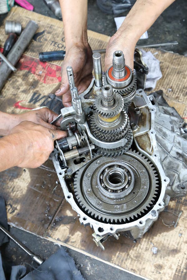 Auto-Getriebe-Reparatur stockfoto. Bild von mechaniker - 85248836