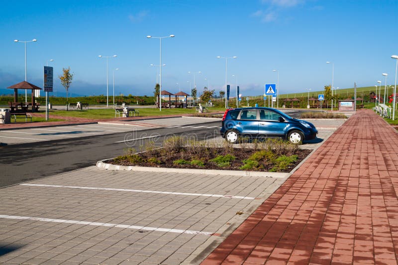 Auto Im Parkplatz Nahe Der Landstraße Stockfoto - Bild von stütze ...