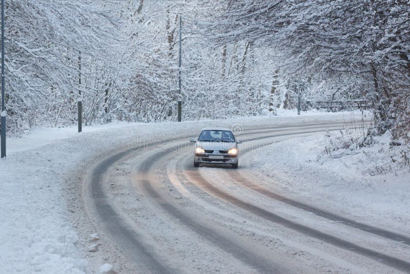 Auto Beim Fahren Auf Schnee, Nahaufnahme Auf Dem Reifen Stockfoto ...