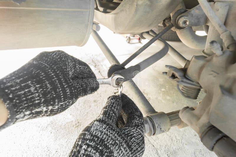 Auto Mechanic Disassembly Car Stabilizer Control Link, Car Maintenance ...