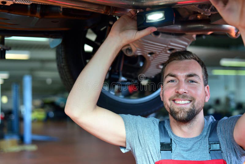 Auto Mechanisch Reparatiesvoertuig in Een Workshop Stock Afbeelding ...