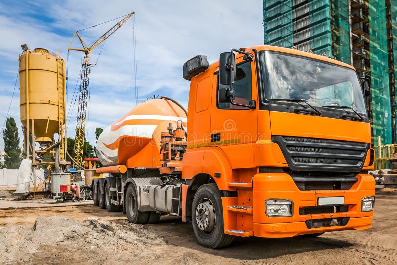 Auto Met Cement Op De Bouwwerf Stock Foto - Image of machines, menger ...