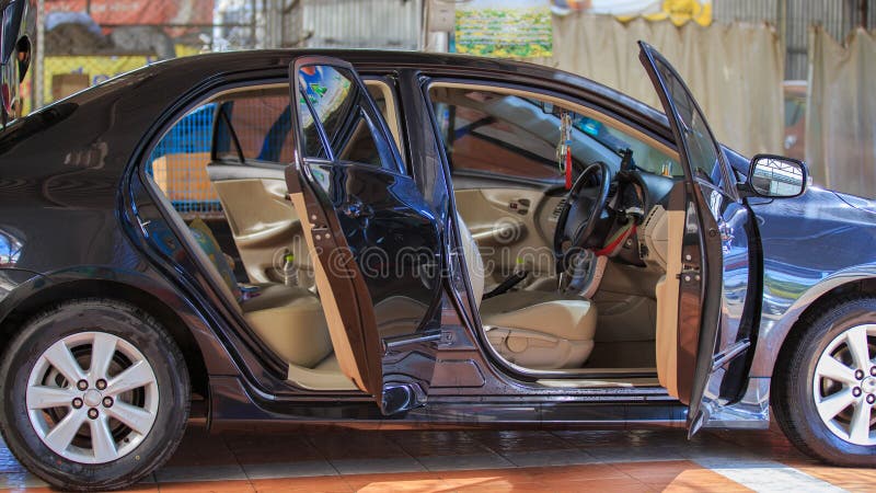 Auto Met Open Deur, in Openlucht Stock Foto - Image of comfortabel ...