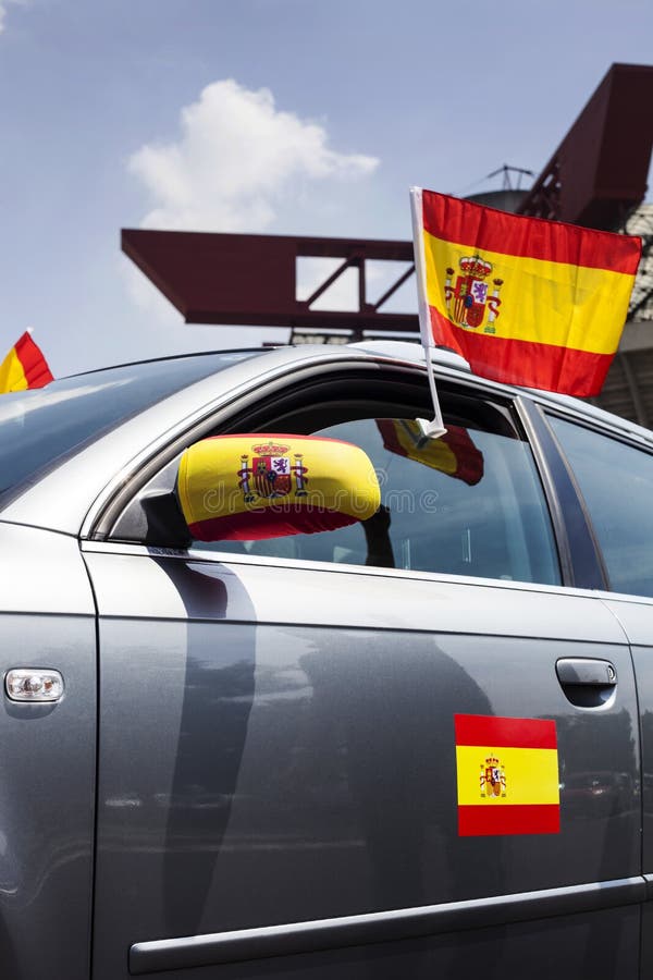 Auto mit Spanien-Flaggen stockfoto. Bild von welt, fenster - 41540012