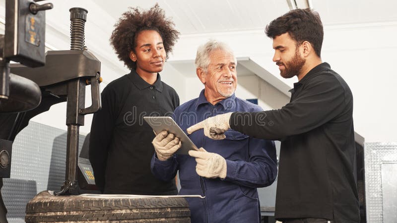 Auto-monteur in Opleiding Met Tabletcomputer Stock Afbeelding - Image ...