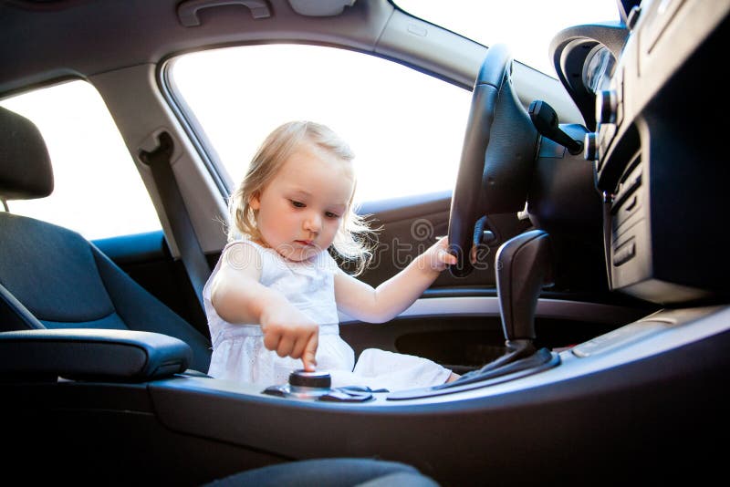 Kleines Mädchen Im Auto-Sitz Stockbild - Bild von glücklich, automobil ...