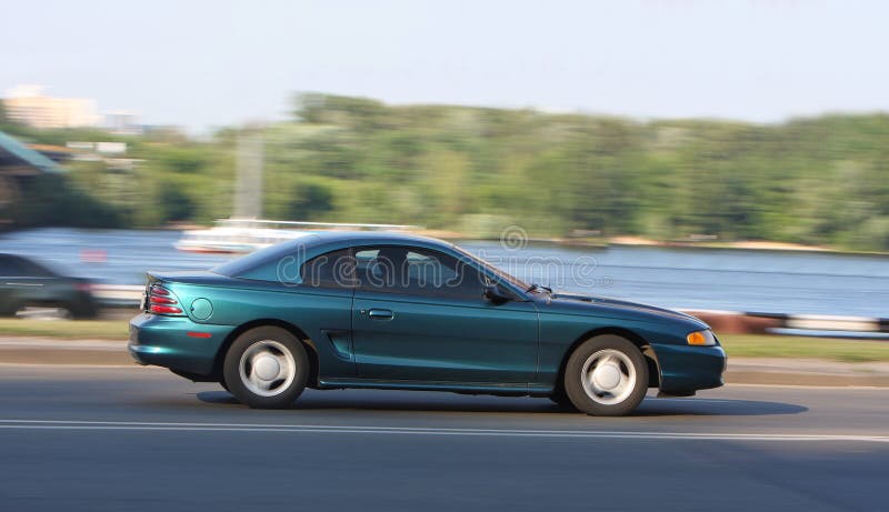 Auto op de weg stock foto. Image of asfalt, motie, groen - 14710560