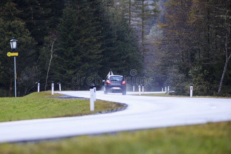 Auto op de weg stock foto. Image of kromme, hout, regenval - 25857848