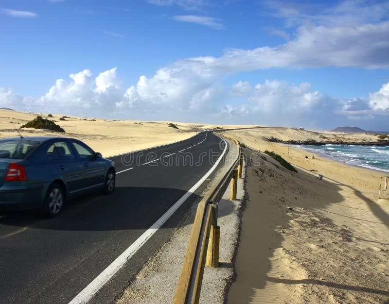 Auto op de weg stock afbeelding. Image of vaag, versnelling - 9703255