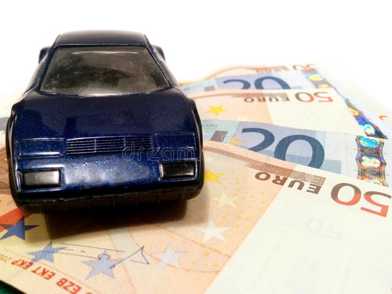 Auto op geld stock afbeelding. Image of aandrijving, olie - 49308345
